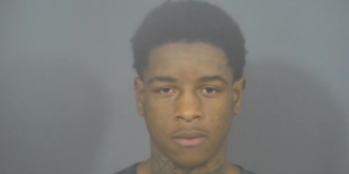 Armed robbery suspect arrested after hiding in Texas Roadhouse restroom Armed robbery suspect arrested after hiding in Texas Roadhouse restroom